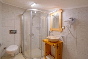 Quarto Duplo Deluxe, vista para o mar, junto ao jardim | Casa de banho | Um polibã, um chuveiro de hidromassagem, um secador de cabelo, chinelos 