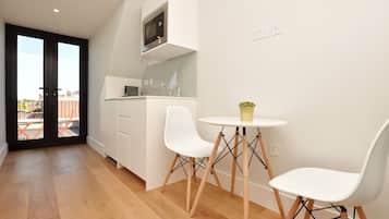 One Bedroom Split Level Apartment | Sala | TV de ecrã plano, piso aquecido