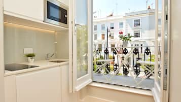 Balcony Small Studio Apartment | Sala de estar | TV de ecrã plano, piso aquecido