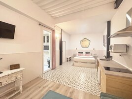 Apartamento Clássico | Roupa de alta qualidade, edredões de penas, com decoração personalizada 