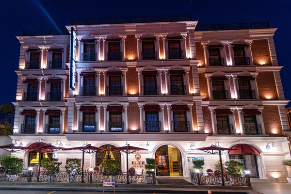 Fachada da propriedade à noite
