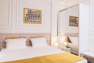 Quarto Duplo de Luxo | Roupa de alta qualidade, minibar, cofre no quarto, secretária 