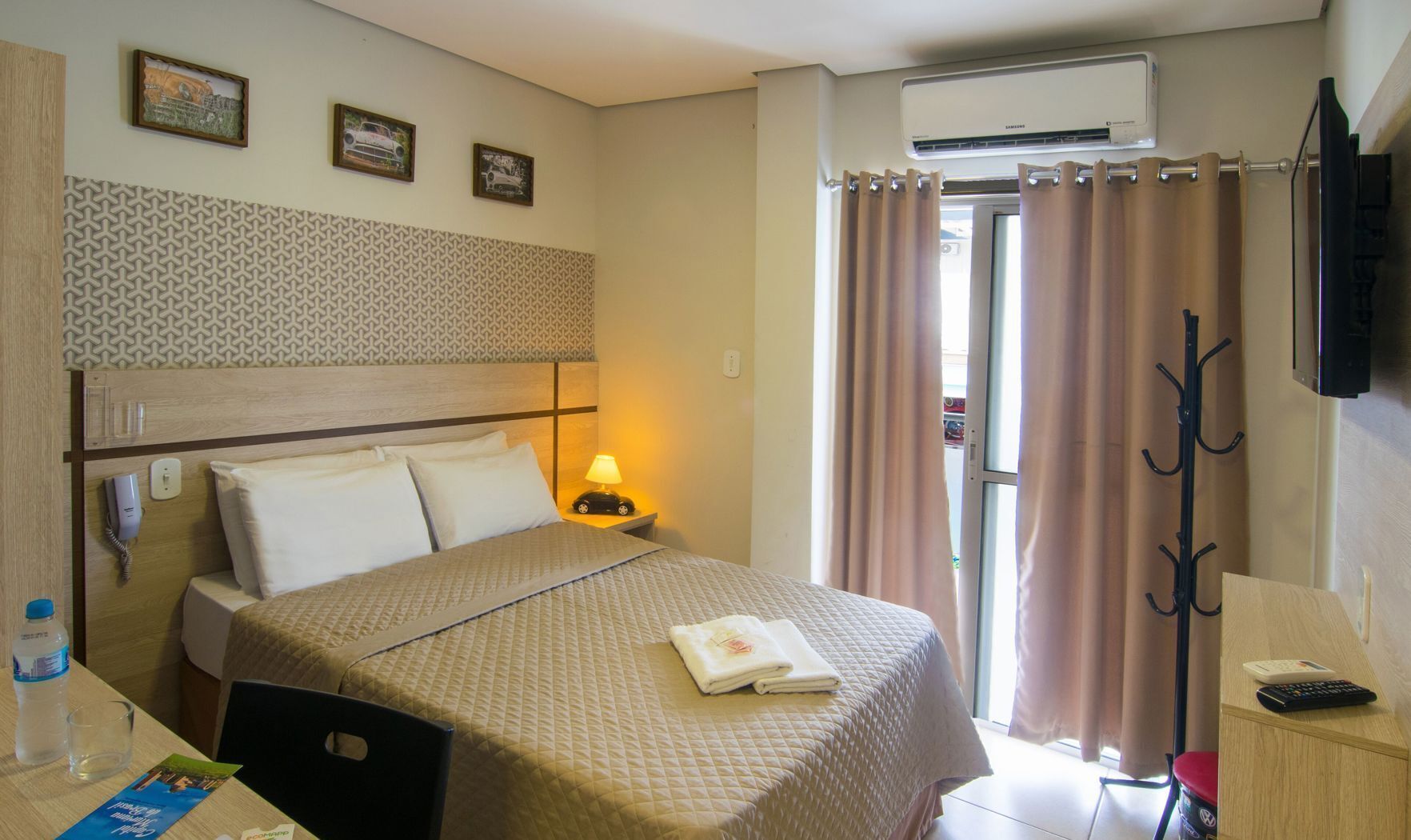 Roupa hipoalergénica, minibar, secretária 
