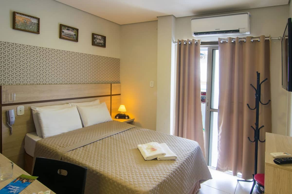 Roupa hipoalergénica, minibar, secretária