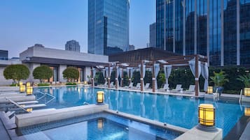 Piscina exterior, da(s) 6:00 à(s) 22:00, guarda-sóis, espreguiçadeiras