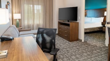 Suite, 1 quarto, cozinha | Secretária, secretária adequada para computadores portáteis