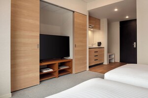 Minibar, cofre no quarto, cortinas/cortinados opacos
