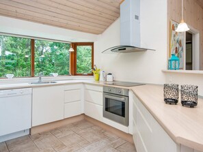 Casa | Cozinha privada | Uma cadeira de bebé 