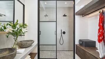 Quarto superior, vista para o mar | Banheiro | Chuveiro, produtos de toalete de grife, secador de cabelo
