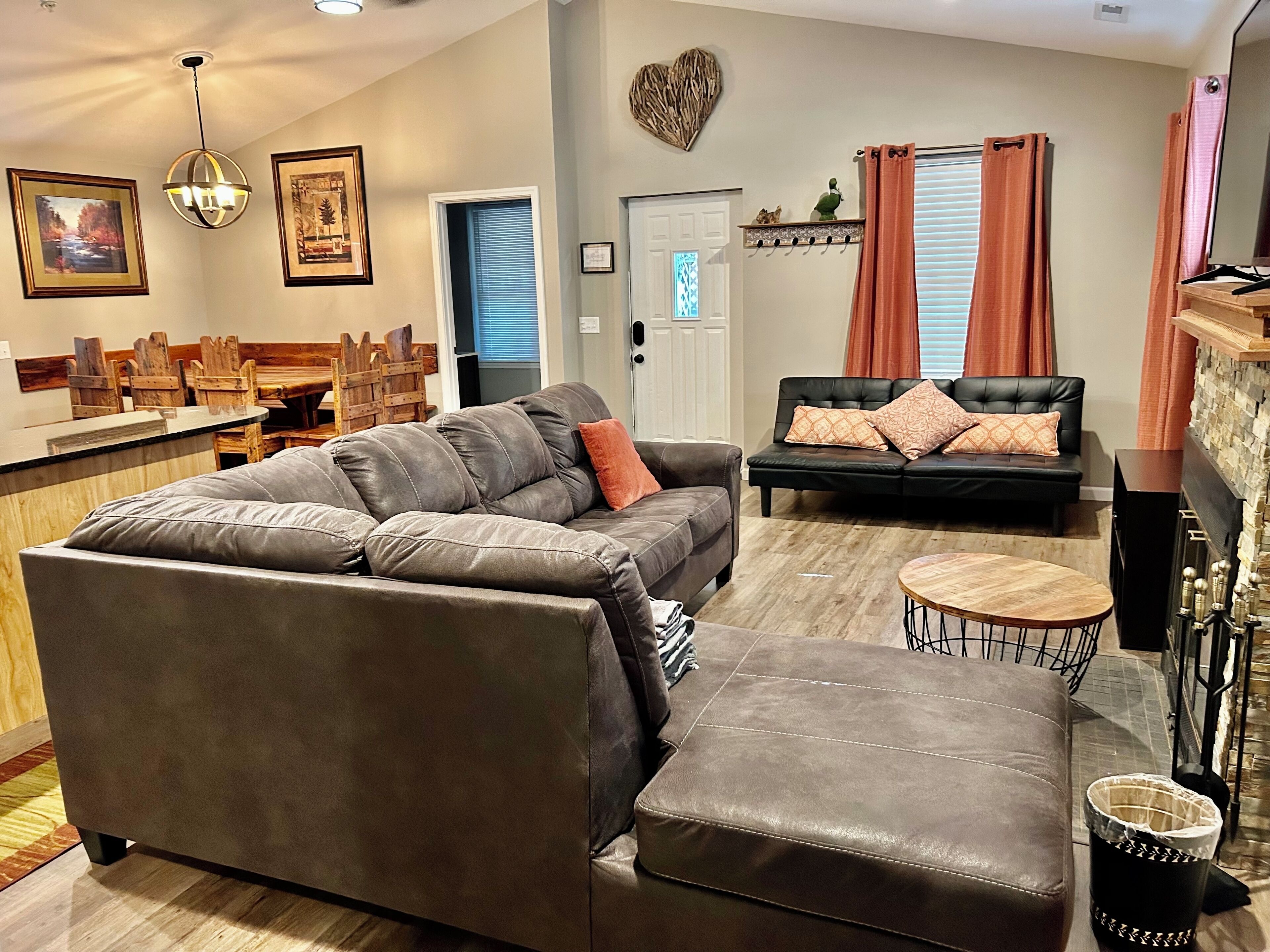 Privacy On The Strip! Completely Renovated Fenced-in Yard Near All Attractions! - Branson, MO