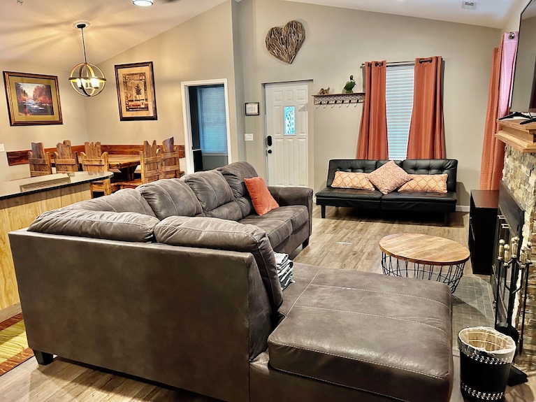 Privacy On The Strip! Completely Renovated Fenced-in Yard Near All Attractions! - Branson, MO