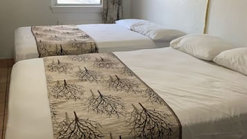Quarto quádruplo básico, 2 camas de casal | 1 quarto, Wi-Fi de cortesia, roupa de cama