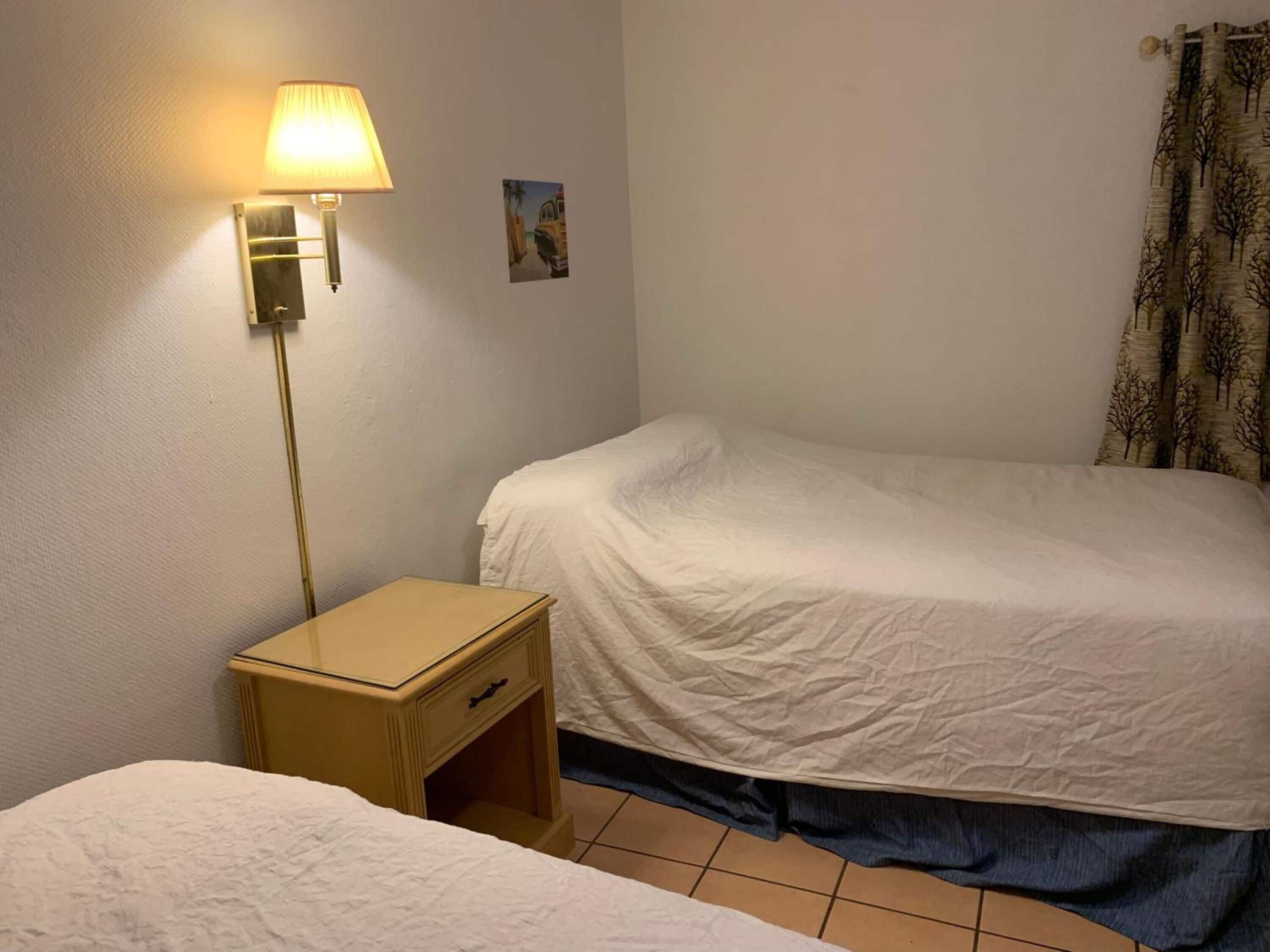 Quarto quádruplo básico, 2 camas de casal | Quartos à prova de som, Wi-Fi de cortesia, roupa de cama