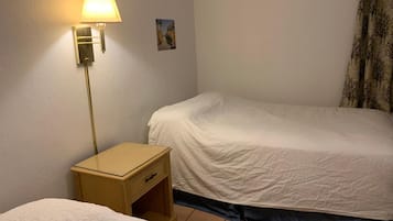 Quarto quádruplo básico, 2 camas de casal | Quartos à prova de som, Wi-Fi de cortesia, roupa de cama