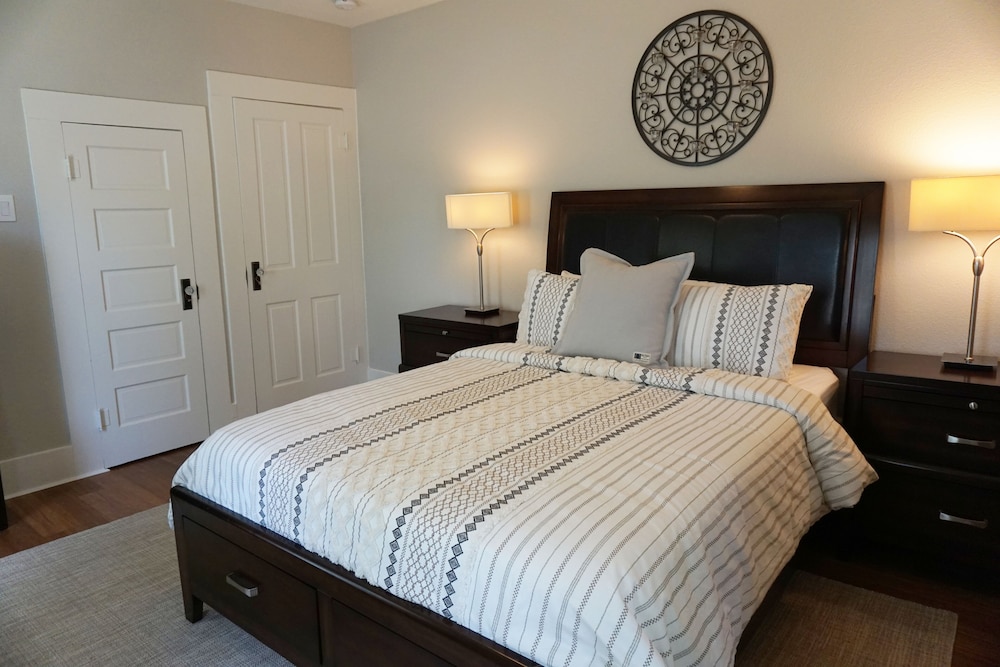 Historic Bungalow! 2bed, 2bath, 2den, Downtown Humble, Iah 8min! - ハンブル, TX