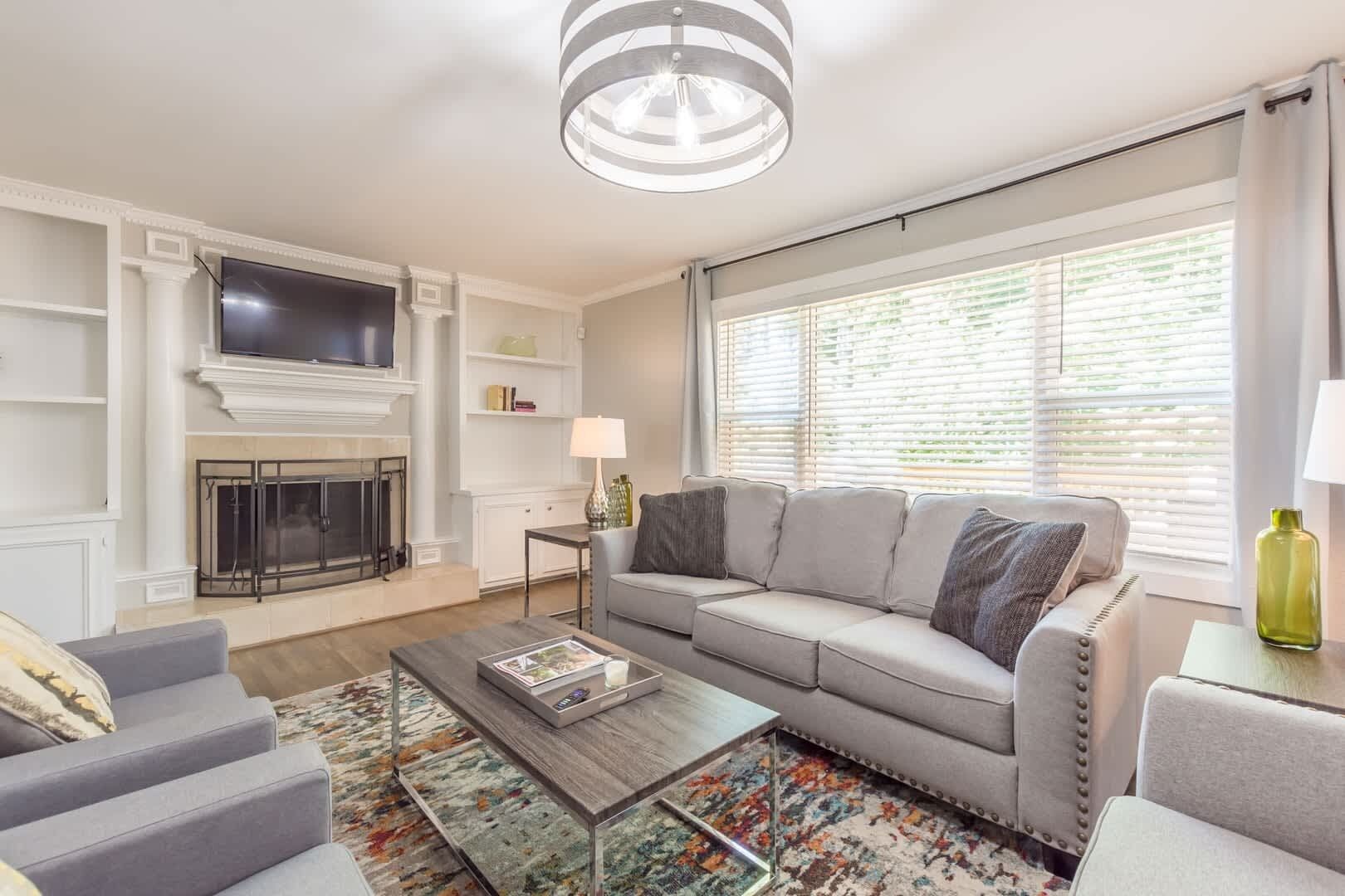 Beautiful & Large Newly Renovated 5 Bedroom House. - Dunwoody, GA