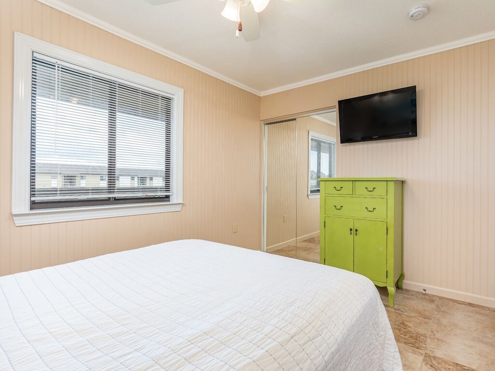 Lighthouse Point 30c | Ocean View Condo, Pools! - Tybee Island, GA
