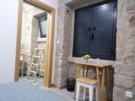 Quarto Individual | Casa de banho | Um polibã, um chuveiro fixo, artigos de higiene pessoal grátis