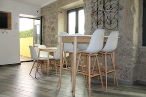 Minifrigorífico, um micro-ondas, uma torradeira, utensílios de cozinha