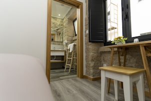 Quarto Individual | Roupa de alta qualidade, camas de colchão viscoelástico, minibar