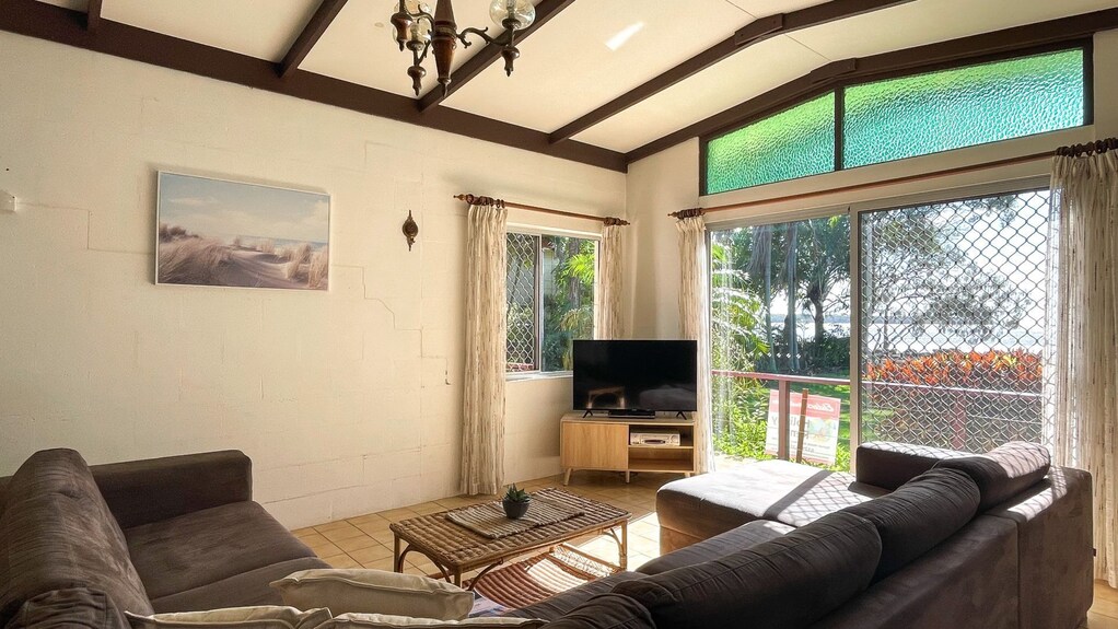 Moonshadow-burrum Heads- Beachfront- 3br- Water Views - Hervey Bay