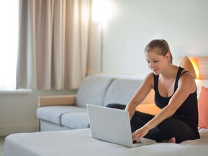 Secretária, secretária adequada para computadores portáteis 