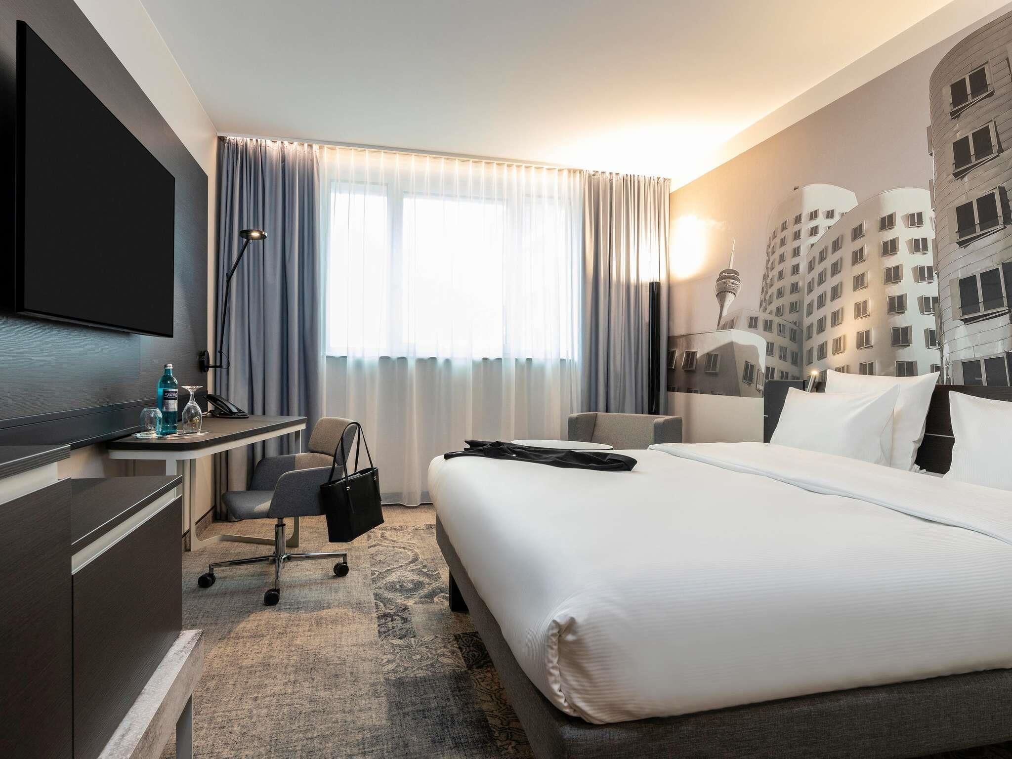 Quarto Superior, 1 cama de casal | Secretária, secretária adequada para computadores portáteis 
