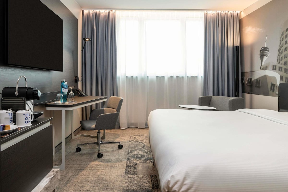 Quarto superior, 1 cama de casal | Escrivaninha, espaço de trabalho para notebook, quartos à prova de som