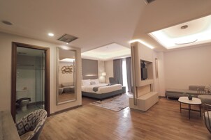 Quarto júnior, 1 quarto, para não fumantes, vista para a cidade | Roupas de cama premium, cofres nos quartos, escrivaninha