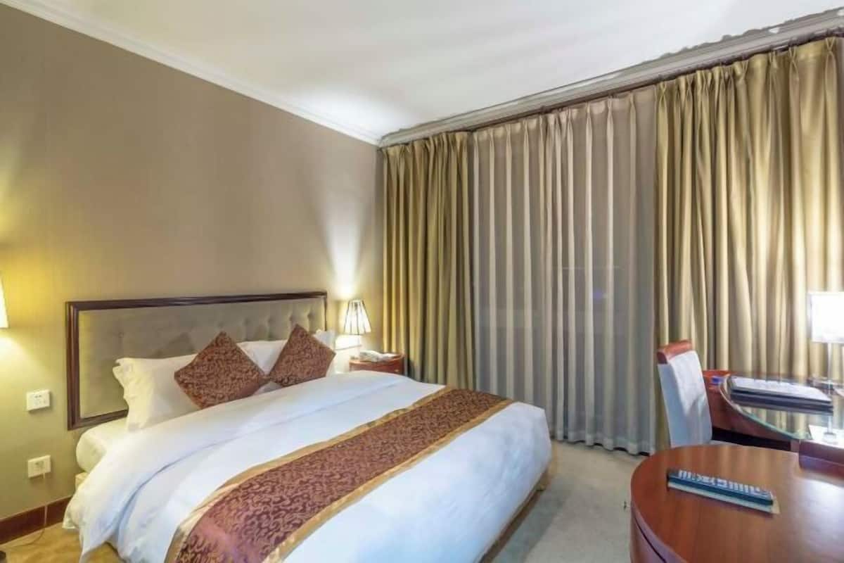 1 quarto, frigobar, cofres nos quartos, cortinas blackout