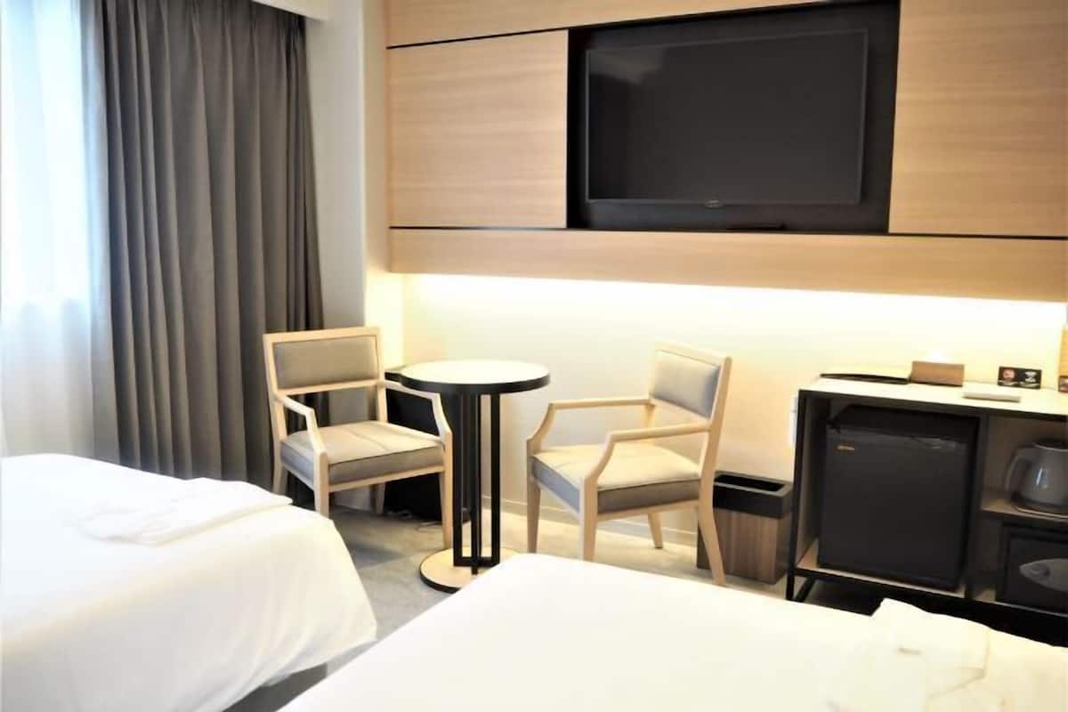 Cofres nos quartos, cortinas blackout, Wi-Fi de cortesia, roupa de cama