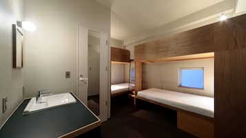 Quarto quádruplo (With Shower) | Ferros/tábuas de passar roupa, Wi-Fi de cortesia, roupa de cama