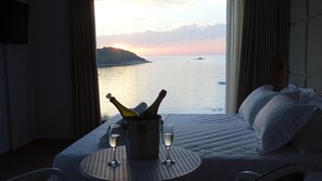 Suite-Estúdio Deluxe, vista para o mar | Minibar, secretária, secretária adequada para computadores portáteis 