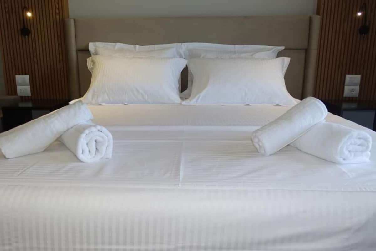 Quarto casal luxo, 1 cama King e sofá-cama, vista para o mar | Frigobar, escrivaninha, espaço de trabalho para notebook