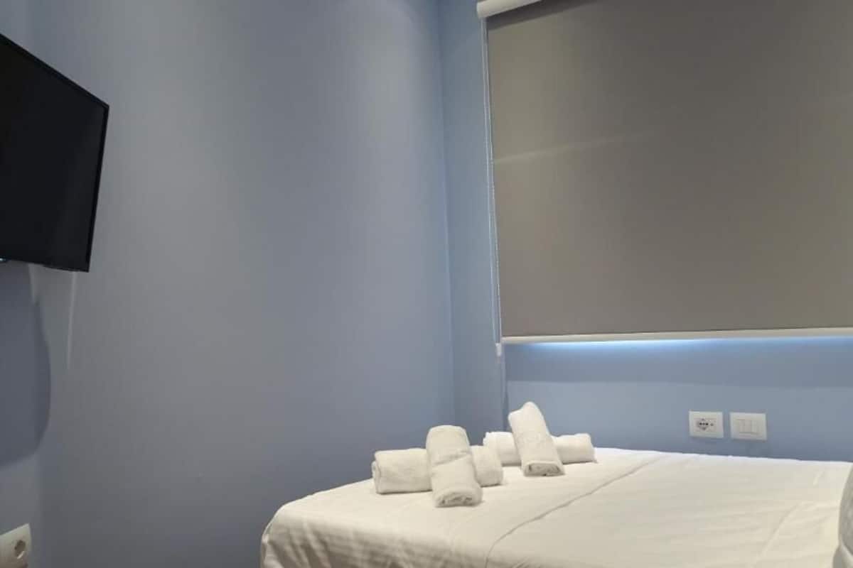 Quarto solteiro luxo | Frigobar, escrivaninha, espaço de trabalho para notebook