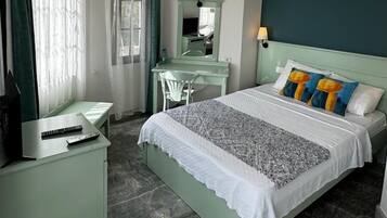 Quarto Superior | Roupa de alta qualidade, minibar, secretária