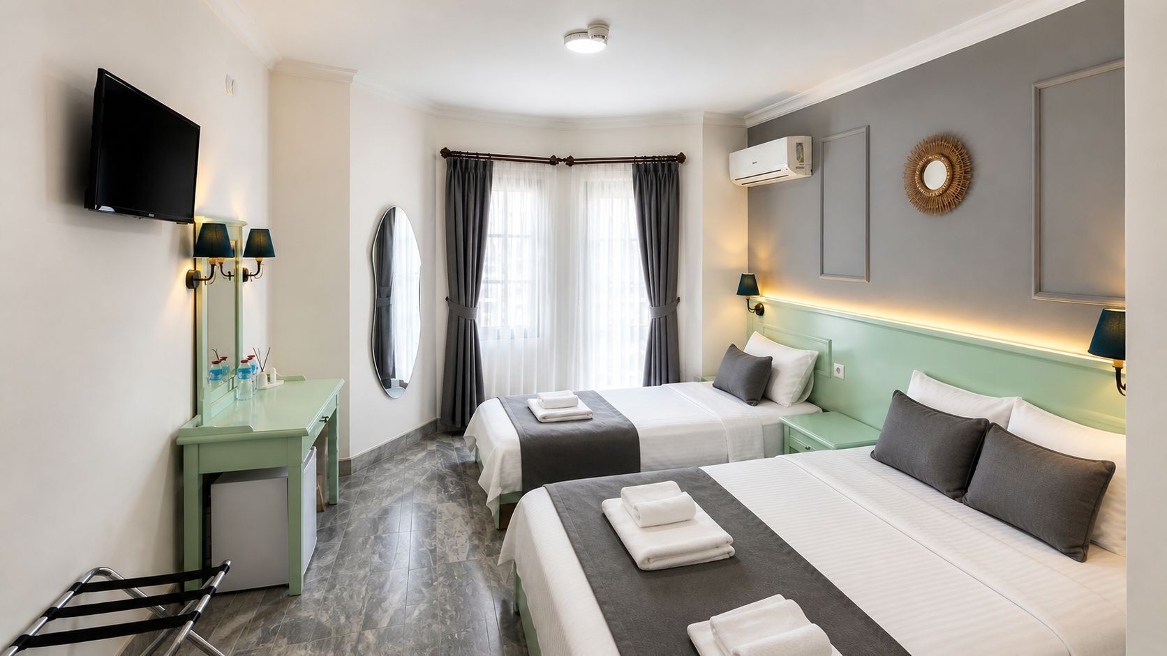 Quarto Triplo Básico | Roupa de alta qualidade, minibar, secretária 