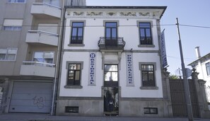 Um edifício com uma placa que diz 'RESIDENCIAL PORTUGAL'.