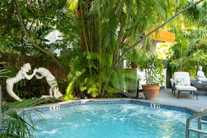 Piscina exterior, espreguiçadeiras 