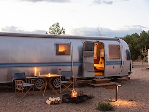 Modernized Vintage Airstream with Upscale Resort Amenities | Roupas de cama premium, edredons de pluma, individualmente decorados