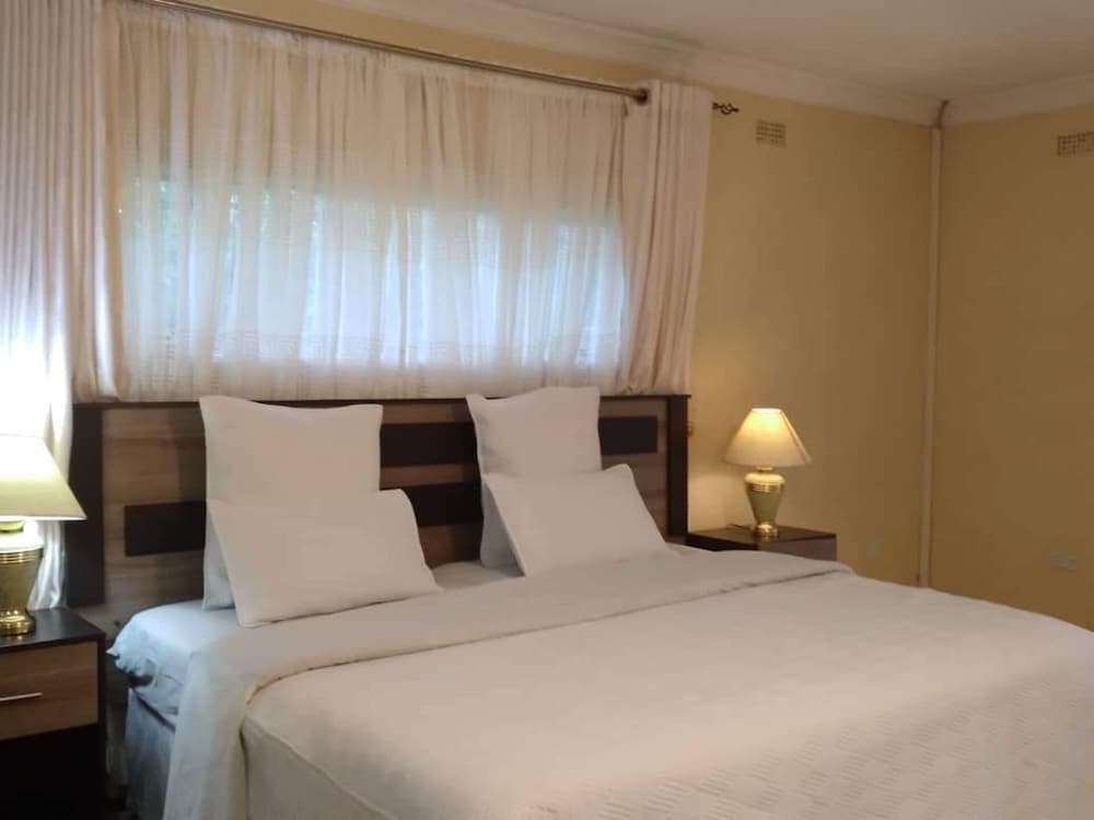 Charming 6-bed House With Swimming Pool In Harare - Harare