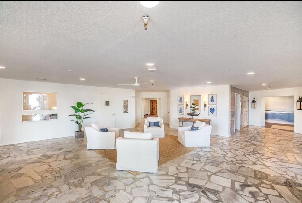 Ocean Front,corner Unit, Top Floor 2 Bedroom/2 Baths - Cocoa Beach, FL