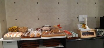 Uma cafeteira/bule, uma chaleira elétrica 