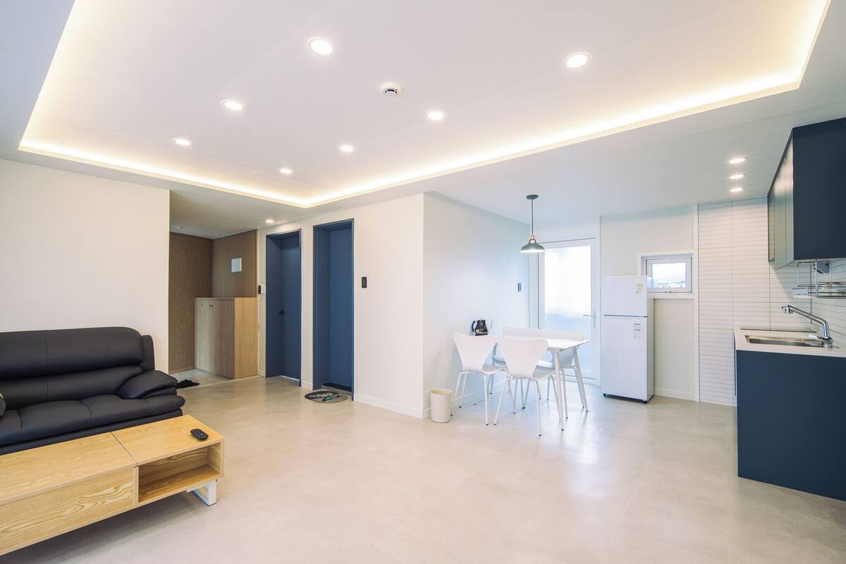 Um apartamento moderno com sala de estar, área de jantar e cozinha.