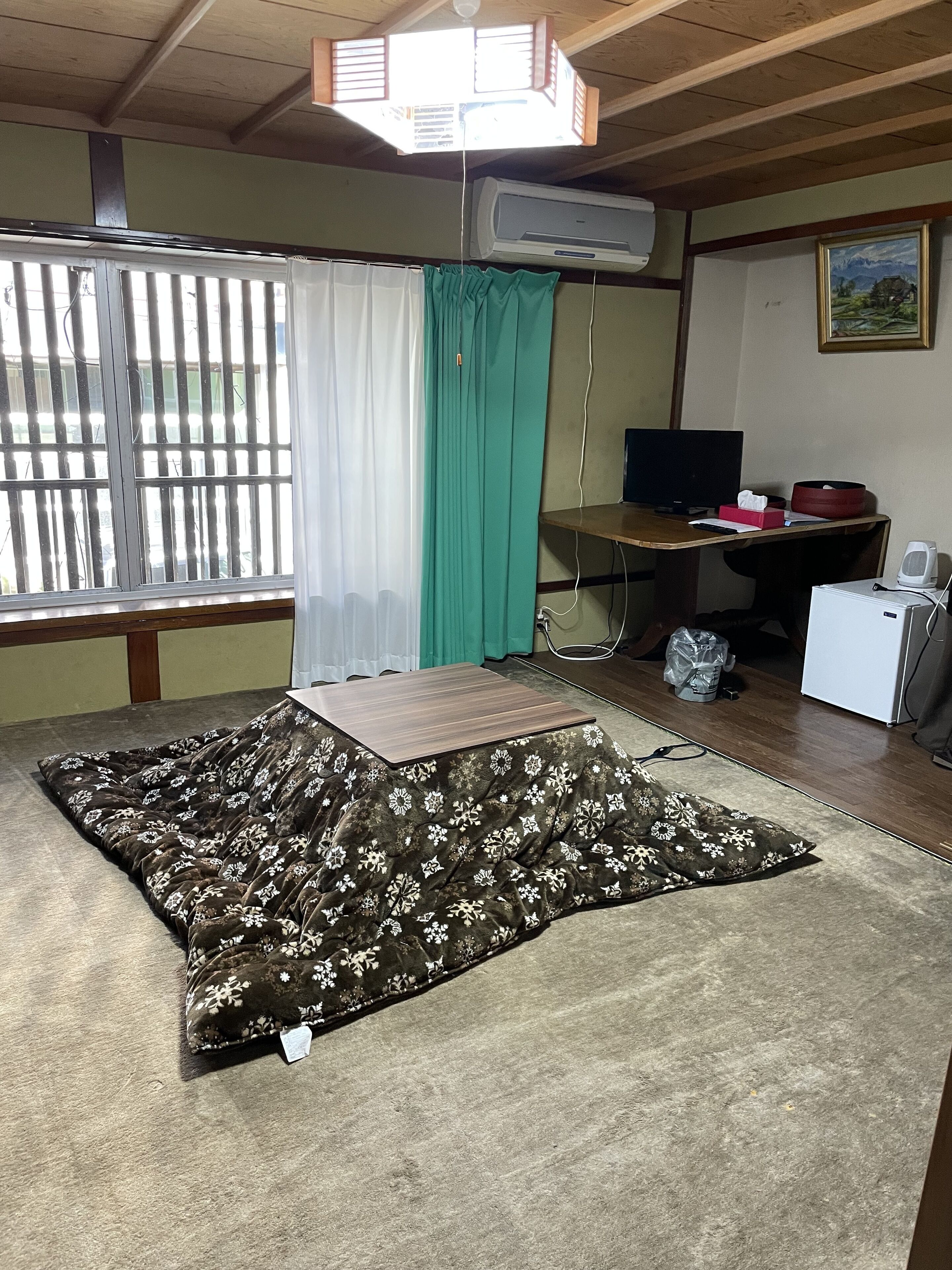 Roupas de cama premium, edredons de pluma, camas Tempur-Pedic, frigobar