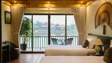 Quarto casal ou duplo premier, vista para o lago | Frigobar, cofres nos quartos, escrivaninha, cortinas blackout