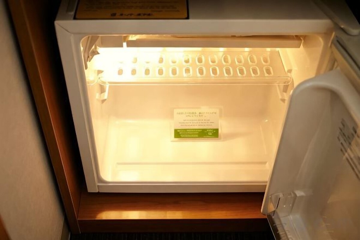 Geladeira aberta com etiqueta interna.