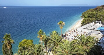 Na praia, barracas de praia (sobretaxa), espreguiçadeiras, guarda-sóis 