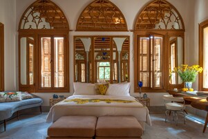 Suite Executiva, 1 cama king-size | Roupa de alta qualidade, edredões de penas, cofre no quarto 