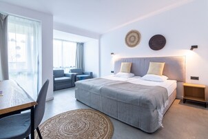 Quarto Duplo Superior, varanda | Secretária, roupa de cama fornecida